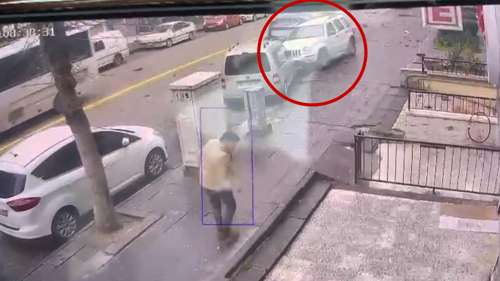 Ankara'da cip, park halindeki 4 araca çarptı; kaza anı kamerada