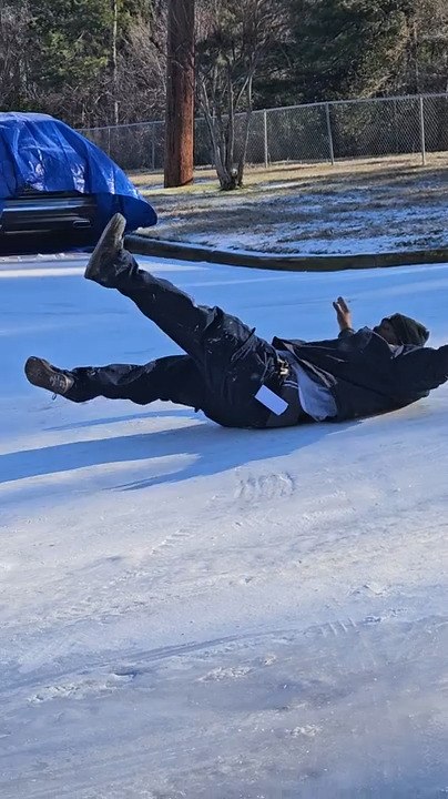 Man Slips and Slides Down Icy Street - video Dailymotion