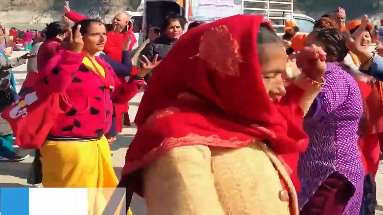 Women open bath | open bath in ganga temple | ganga open bath - video ...