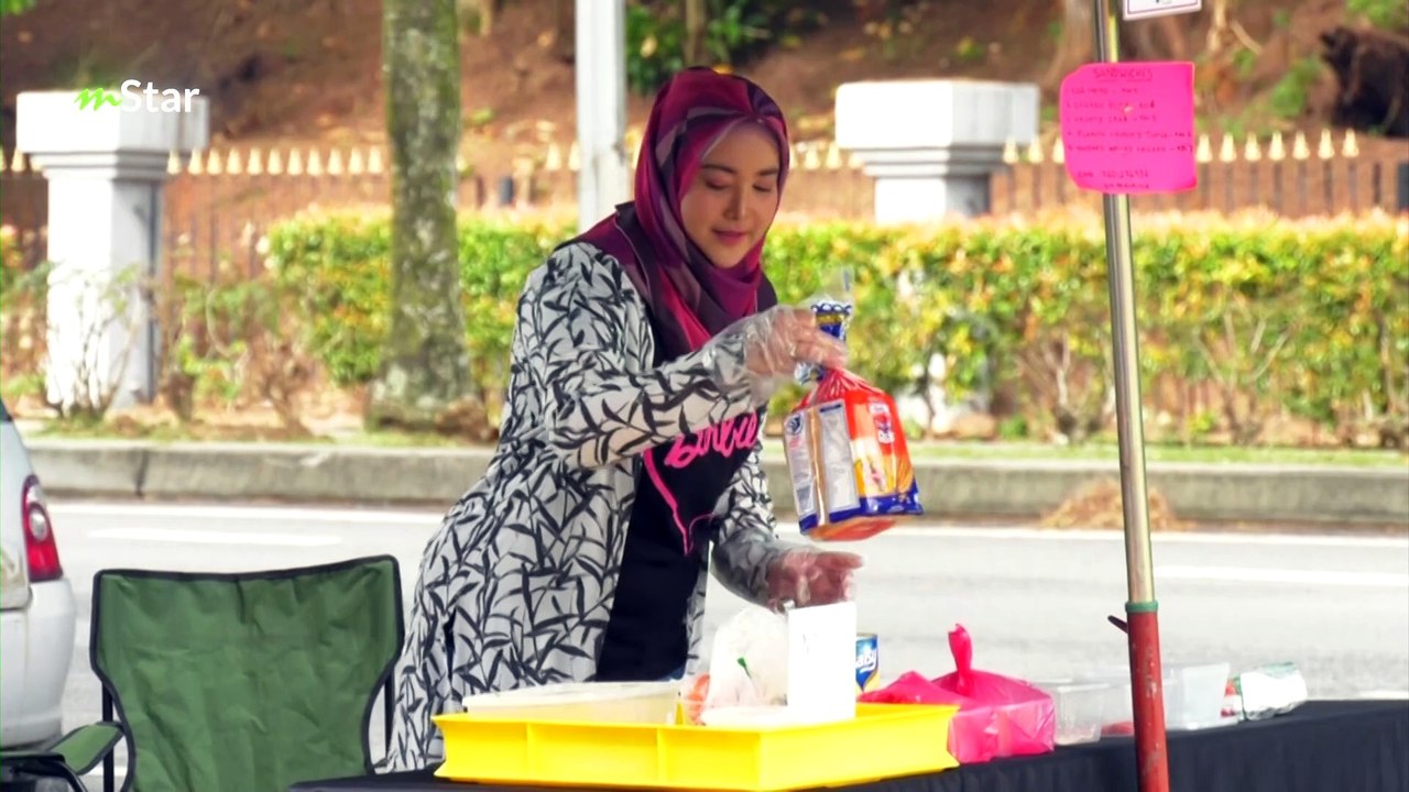 Siti Fazurina jual nasi lemak tepi jalan, tak malu cari rezeki halal ...