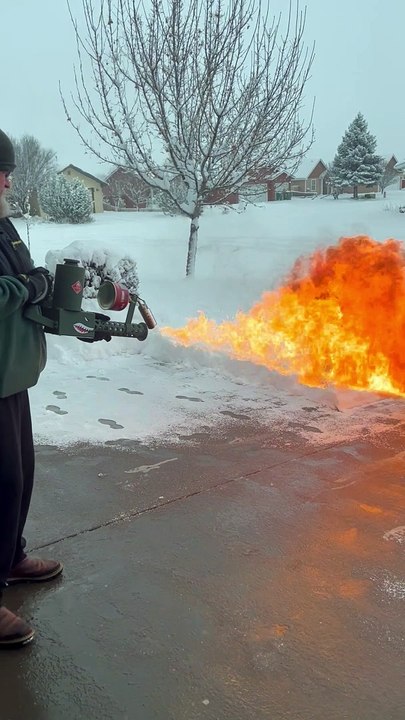 Dad Uses Flamethrower For Snow Removal - video Dailymotion
