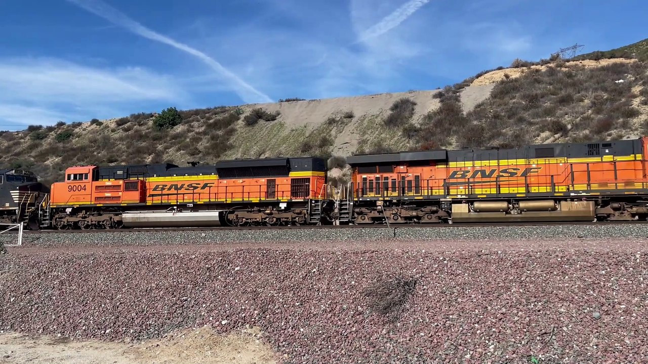 BNSF 6949 Leads Westbound Intermodal Train Passes Through Blue Cut CA - video Dailymotion