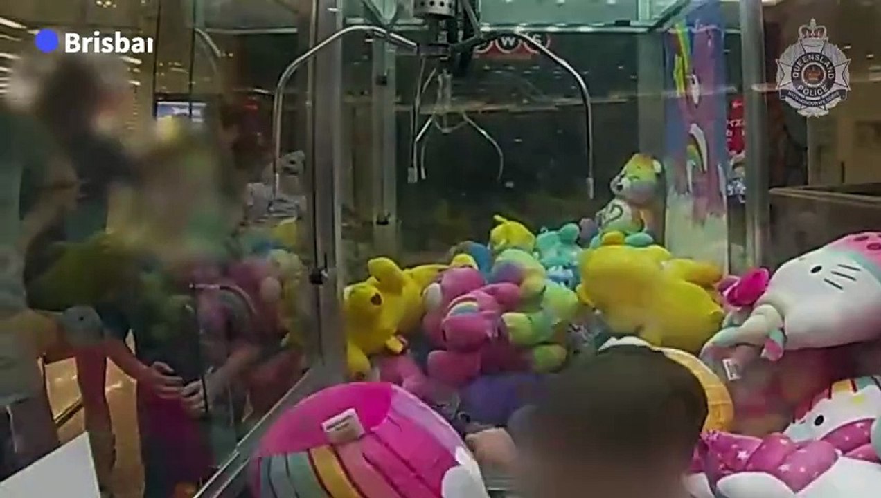 Australian toddler rescued from stuffed toy arcade claw machine - video ...