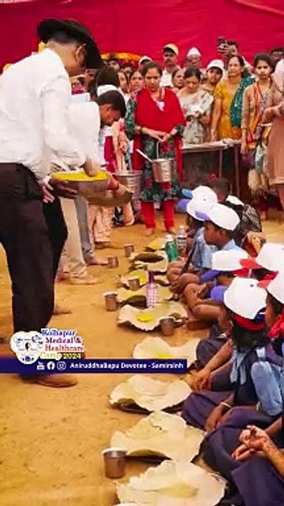 Parampujya Suchit Dada serving food with love to schoolchildren ...