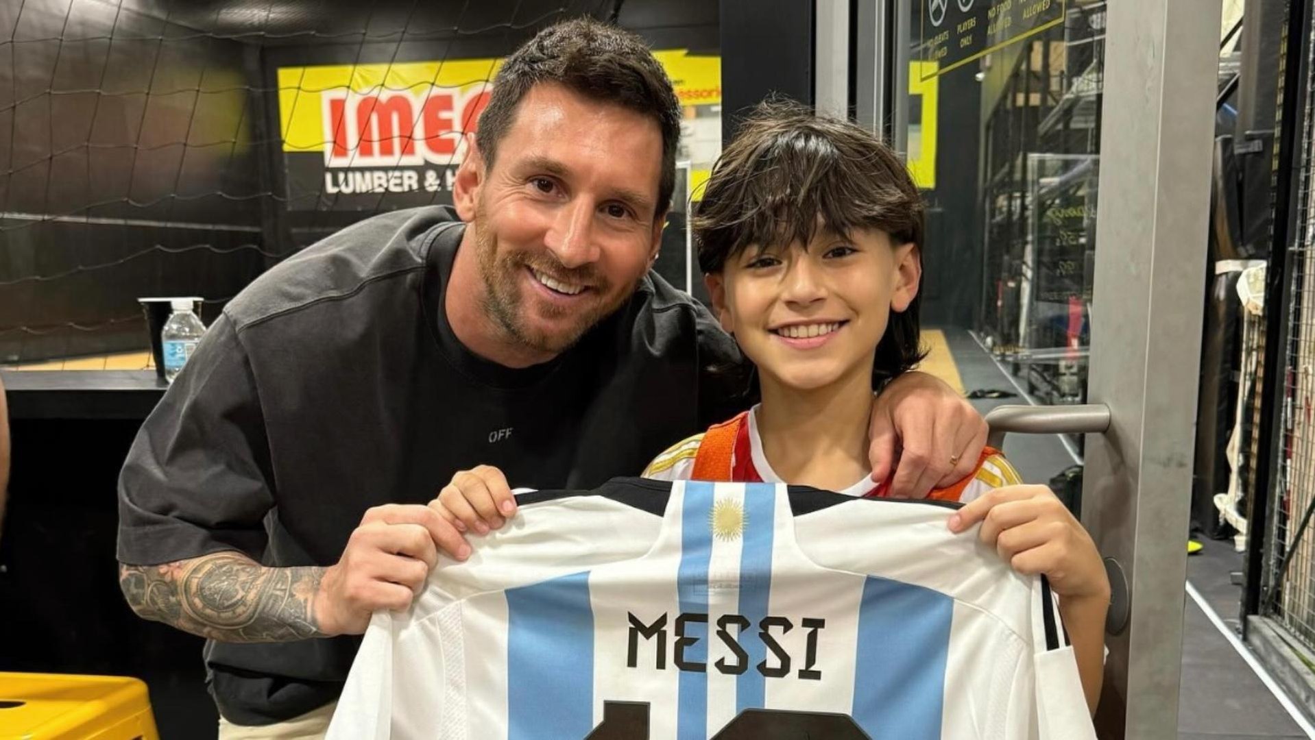 VIDEO | Lionel Messi Congratulates Peso Pluma! Thiago's Companion ...