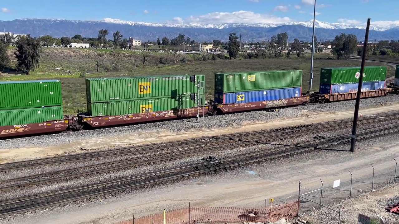 UP 3067 Leads Eastbound Intermodal Train Passes Through West Colton Yard - video Dailymotion