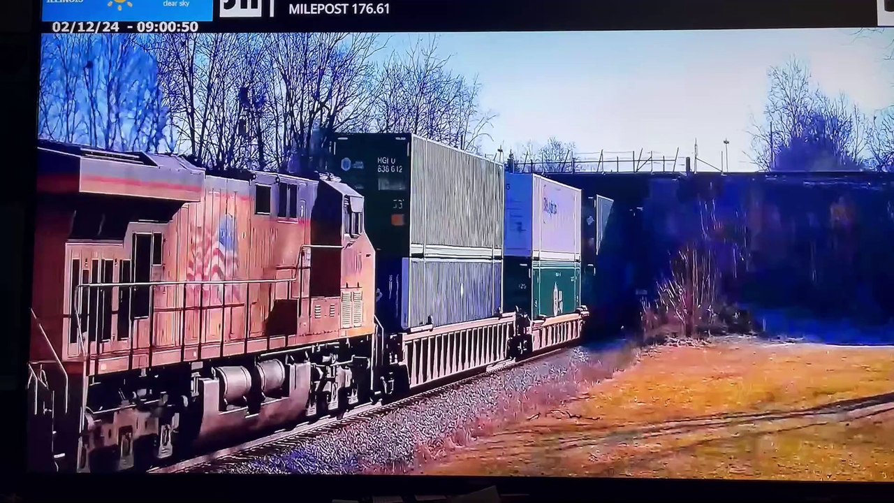 UP 3067 Leads Eastbound Intermodal Train Passes Through Galesburg Illinois - video Dailymotion