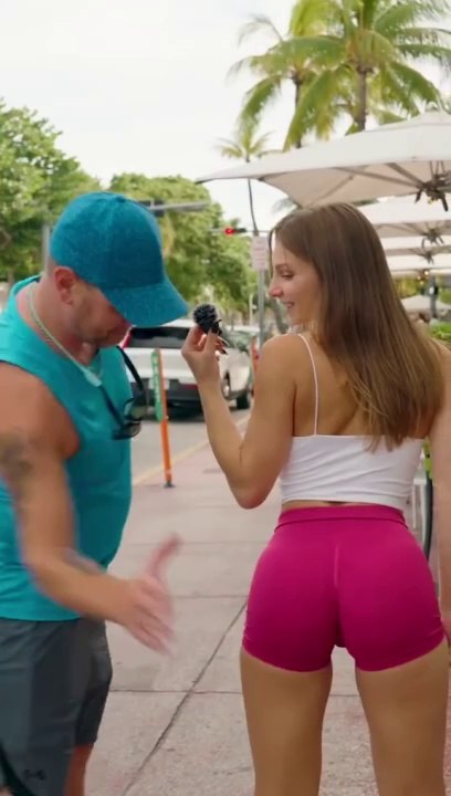 Kiss or Slap Challenge in Miami, Florida - video Dailymotion