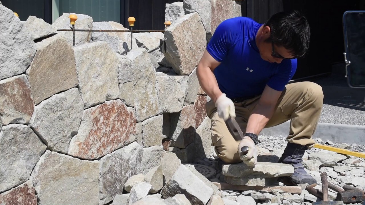 Build a stone wall in your garden.・Construisez un mur de pierre dans ...