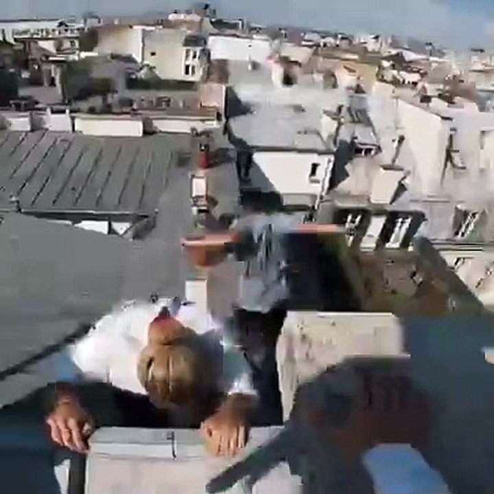 Stunning views and insane tricks as we parkour through the rooftops of Paris! - video Dailymotion