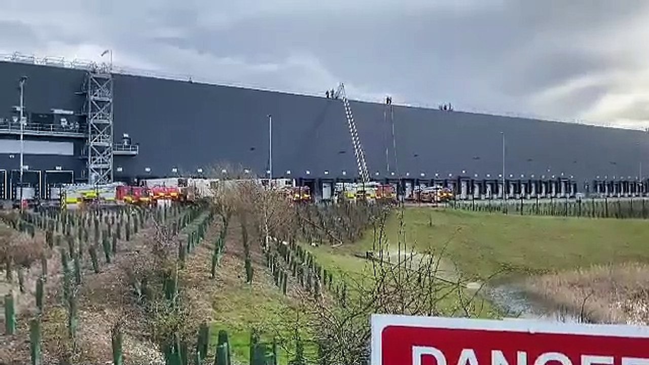 Fire crews at the Lidl warehouse fire - video Dailymotion
