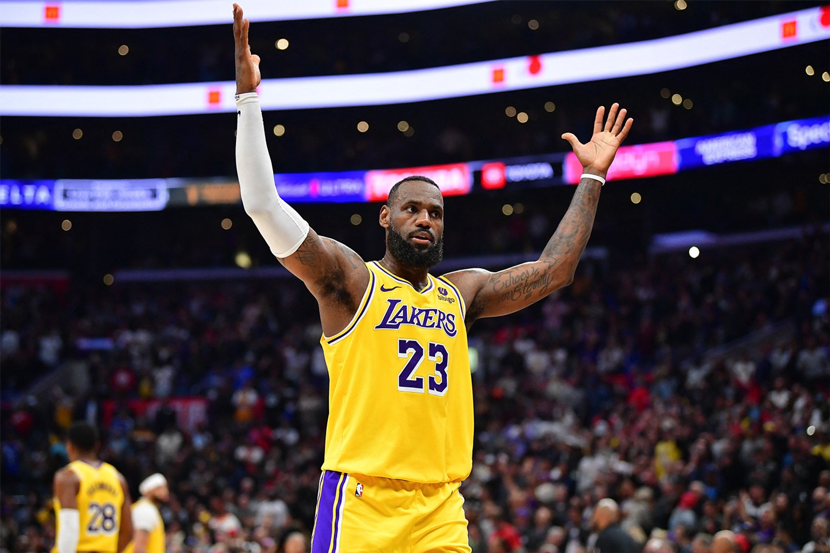 NBA : Éternel, LeBron James enfile le costume de super-héros dans le ...