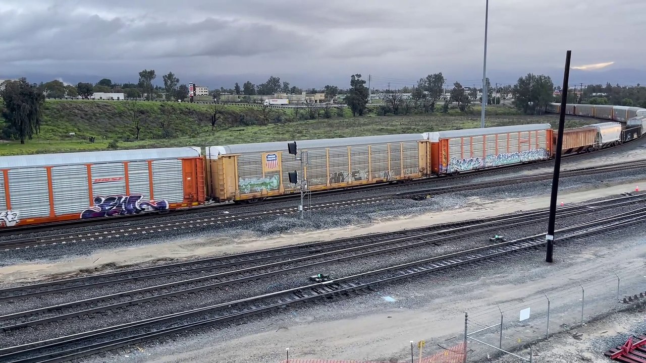 UP 5838 Arriving Monster Manifest Train at West Colton Yard - video Dailymotion
