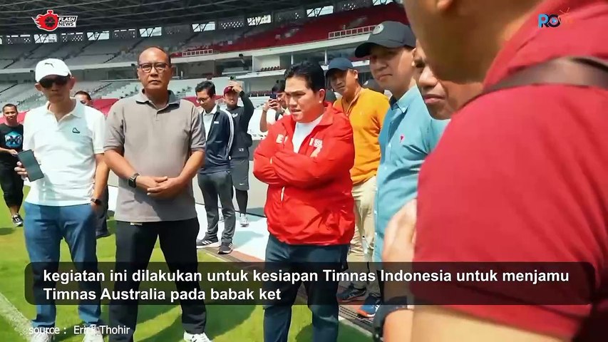 KETUA UMUM PSSI ERICK THOHIR MELIHAT KONDISI RUMPUT GBK MENJELANG PERTANDINGAN MELAWAN AUSTRALIA