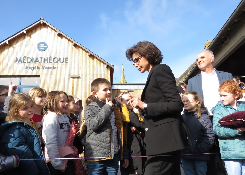 Rachida Dati inaugure la médiathèque de Bazouges-la-Pérouse - Vidéo ...