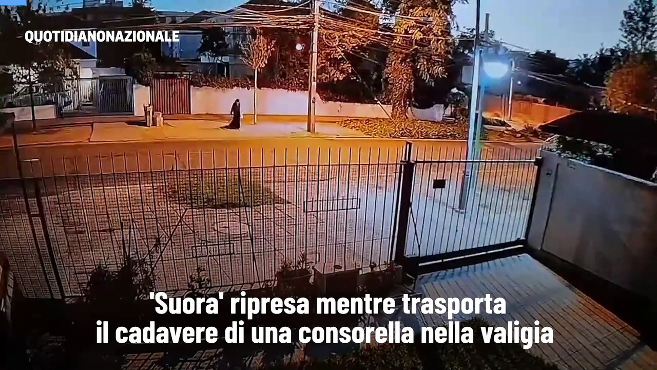 'Suora' ripresa mentre trasporta il cadavere di una consorella nella ...
