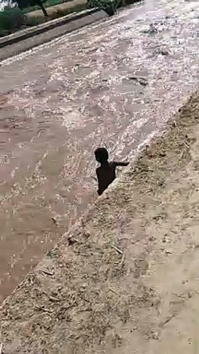 Ya Bacha Pani Main kia Kar raha ha ️ - video Dailymotion