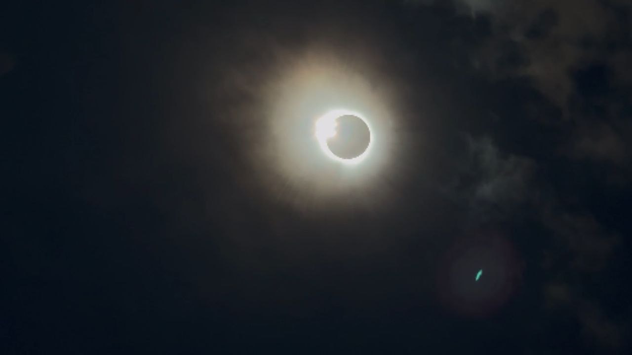 Eclipse chronicles: Day transforms into night during a total solar ...