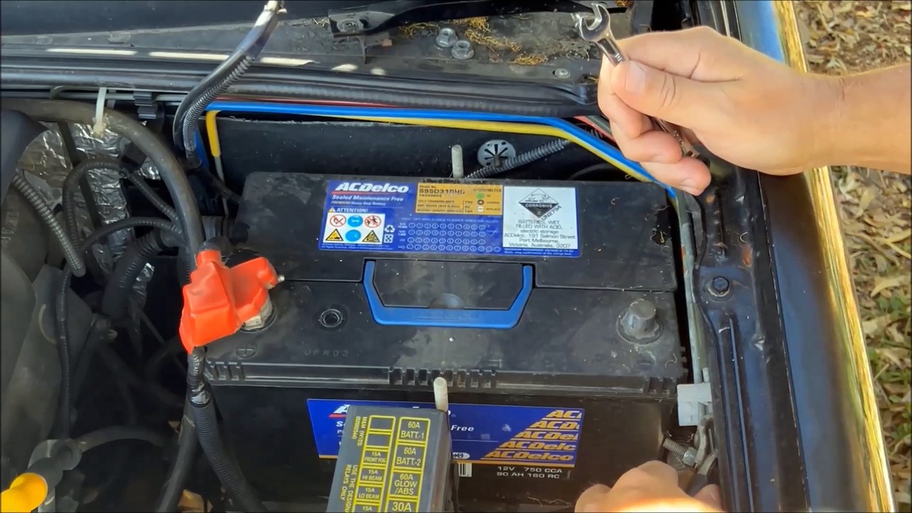 How to Change a 2012 Mahindra Pikup Battery - video Dailymotion