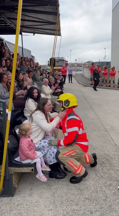 Firefighter's heartwarming proposal to girlfriend at passing out parade ...