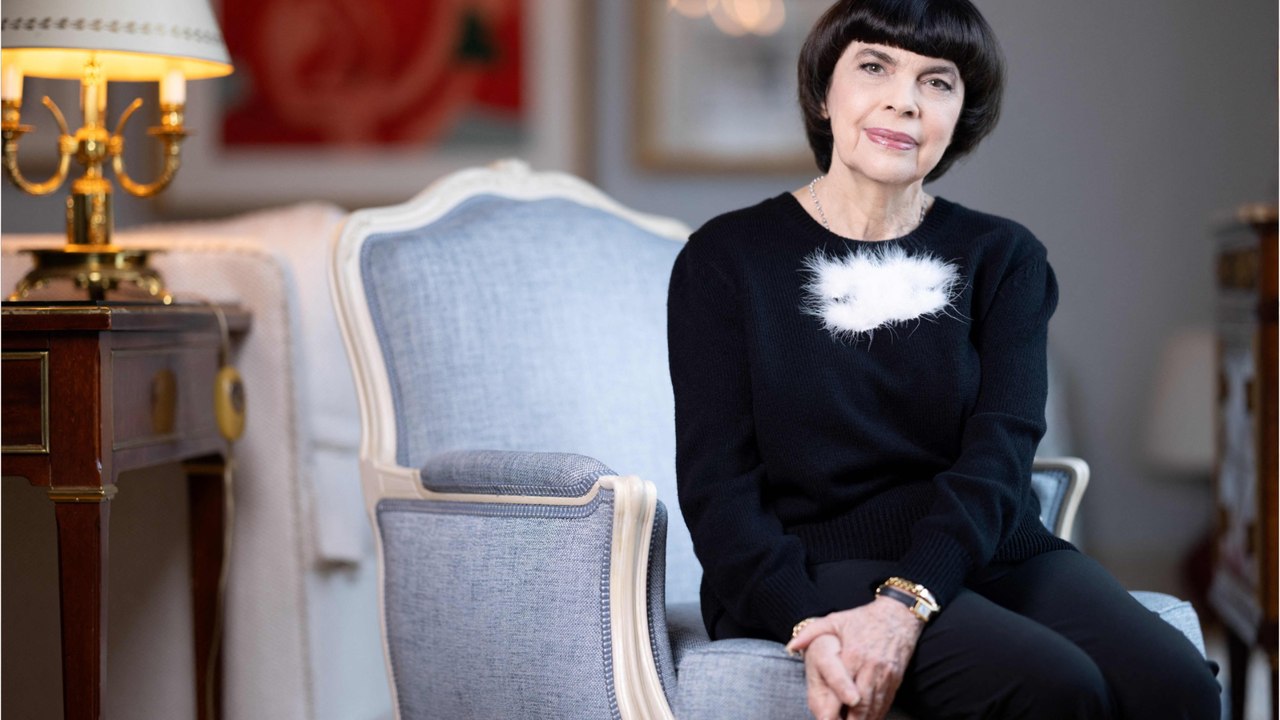 À 77 ans, Mireille Mathieu vit avec sa sœur dans la maison familiale d ...