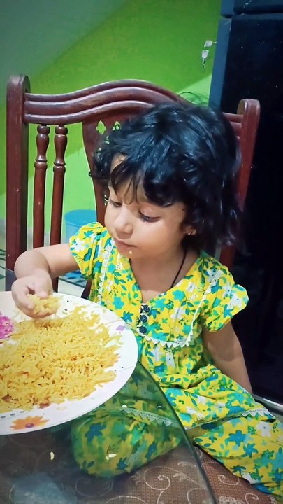 Zoha Ali eating - video Dailymotion