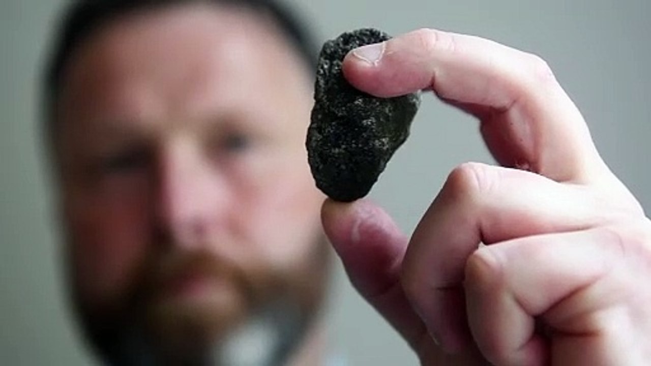 Homeowner finds 'meteorite' after seeing green light in the sky - video ...