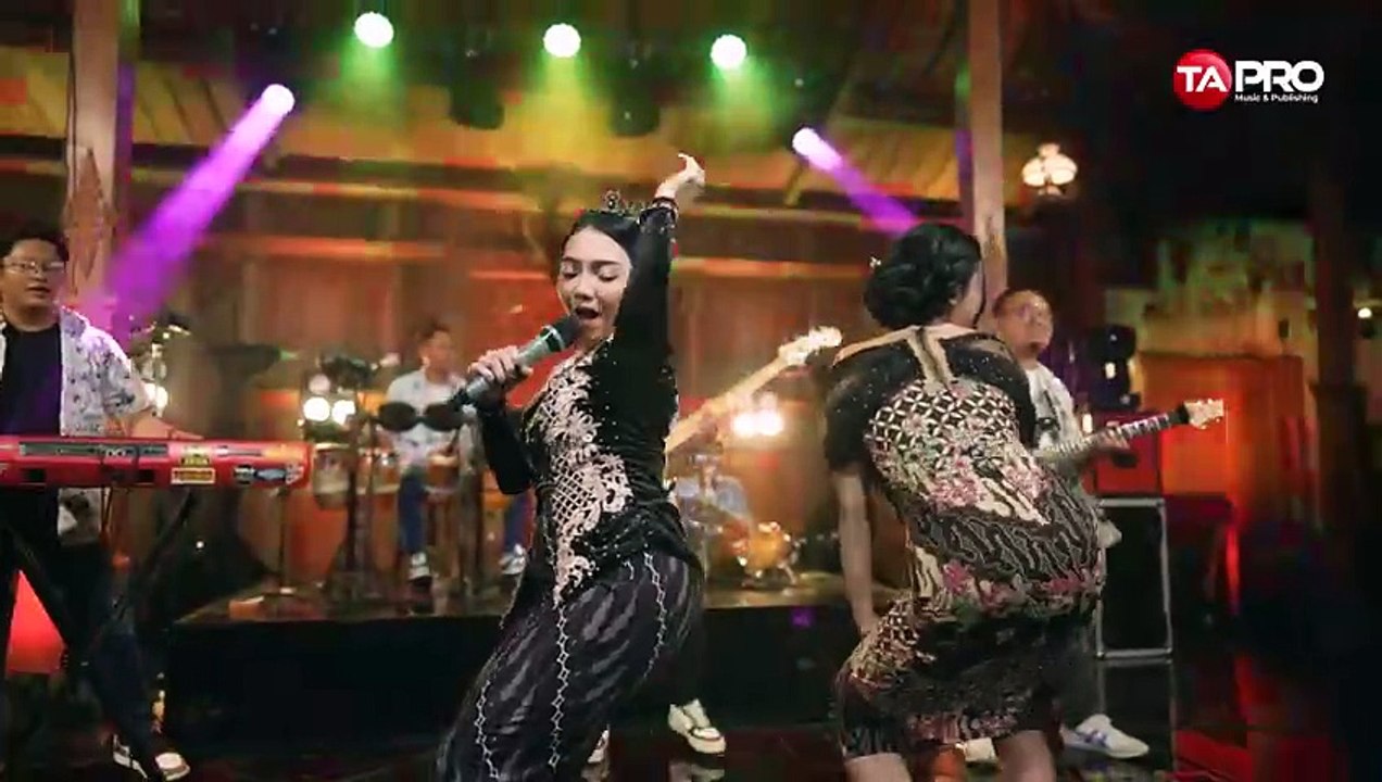 Shinta Gisul Ft. Syahiba Saufa - Santri Pekok (Dangdut Koplo Version ...