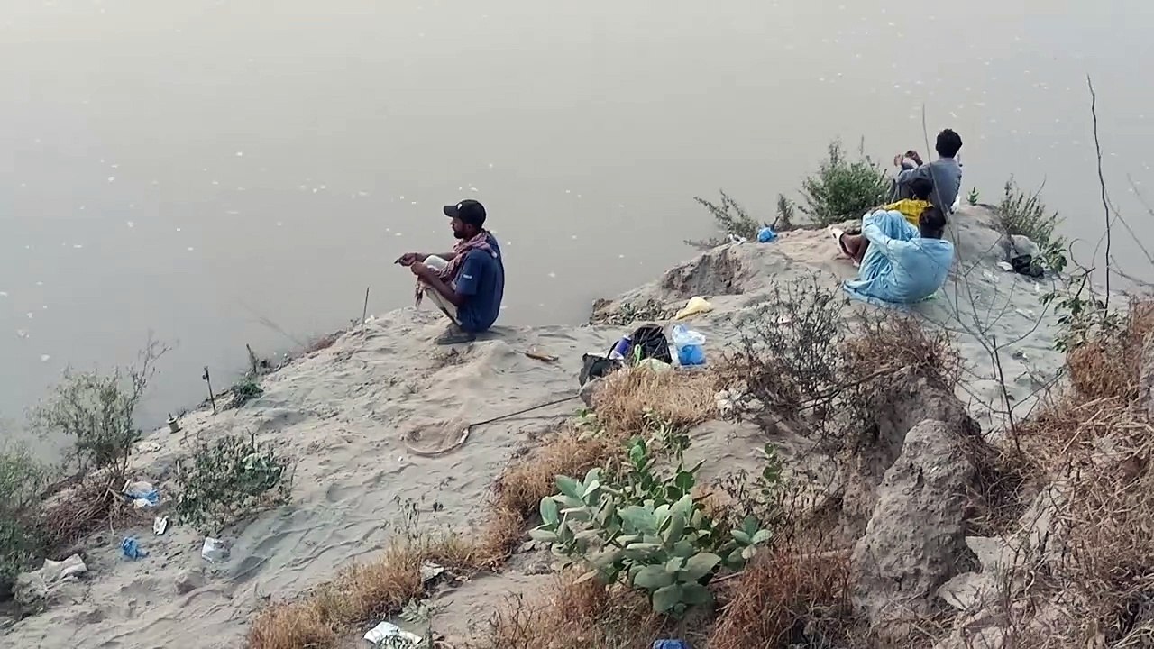 Dariyay Ravi river Lahore Pakistan fishing hunting with hook - video ...