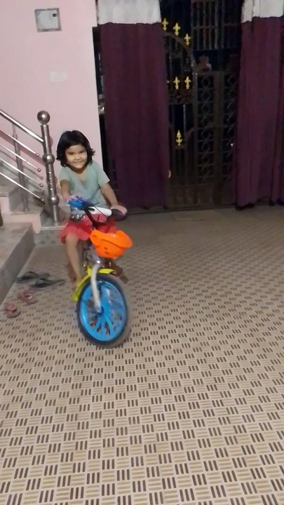 Baby playing cycle - video Dailymotion