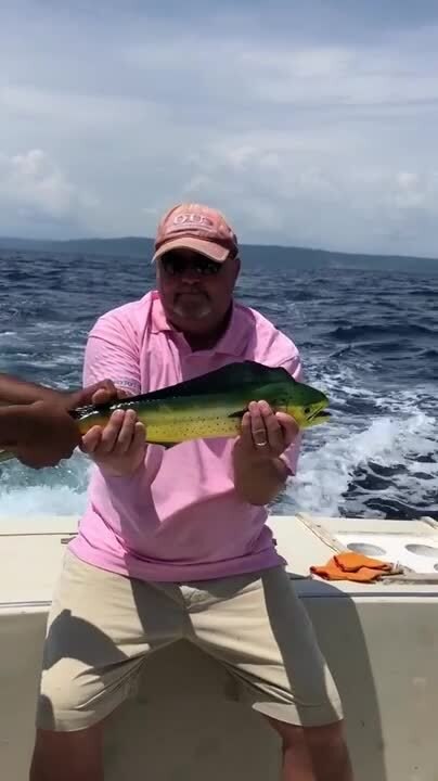 Guy on Boat Catches Fish and It Bites His T-shirt - video Dailymotion
