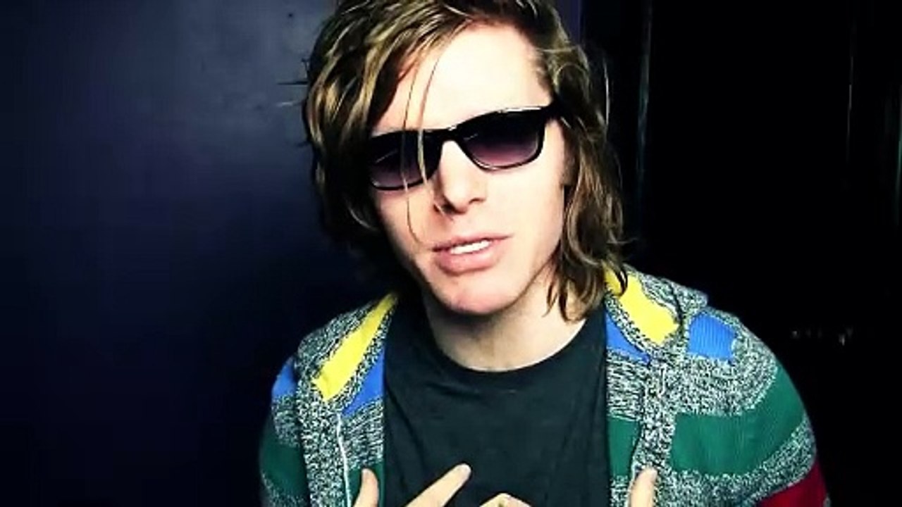 Onision Defends His Girlfriend Years Before Realizing Everyone Was ...