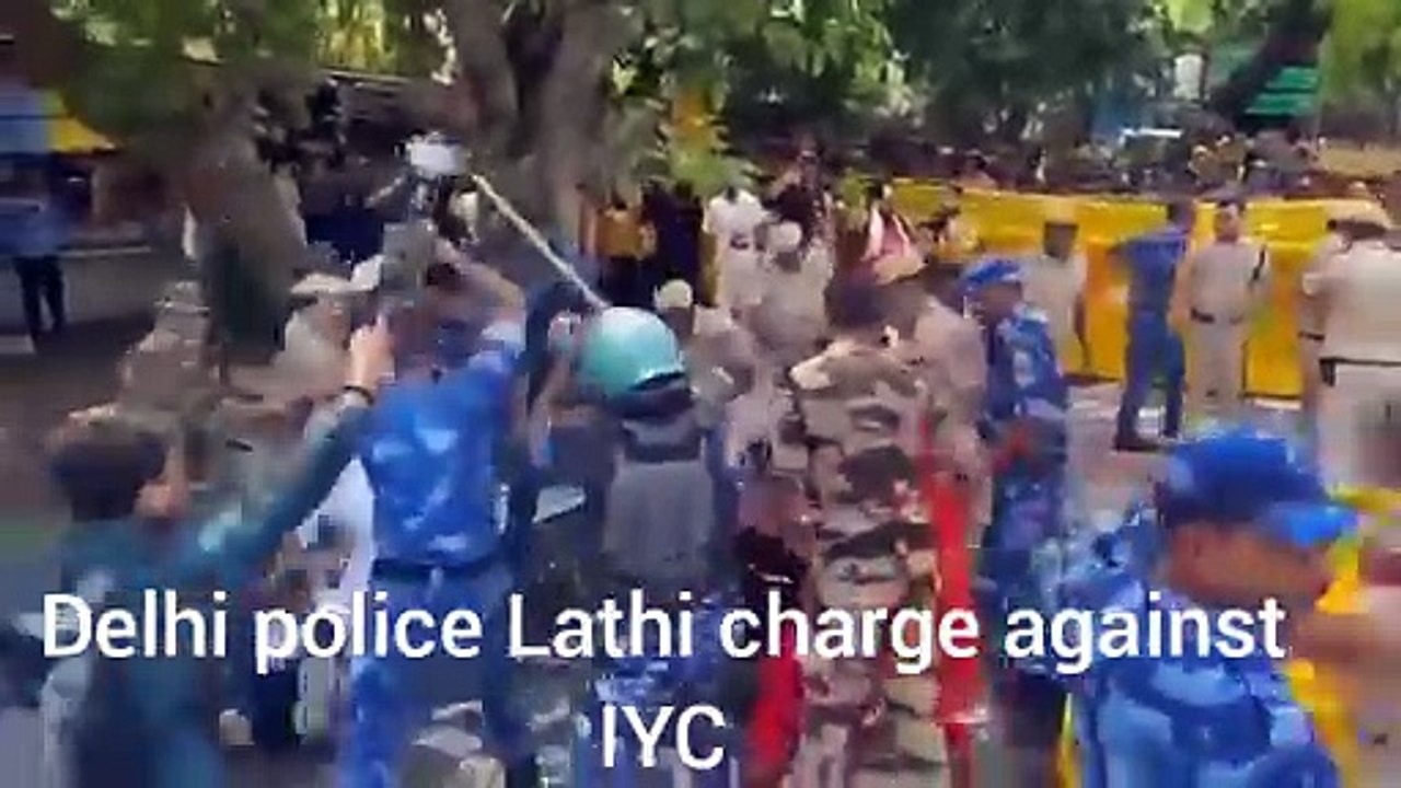Delhi Police resort to lathicharge on Indian Youth Congress - video ...