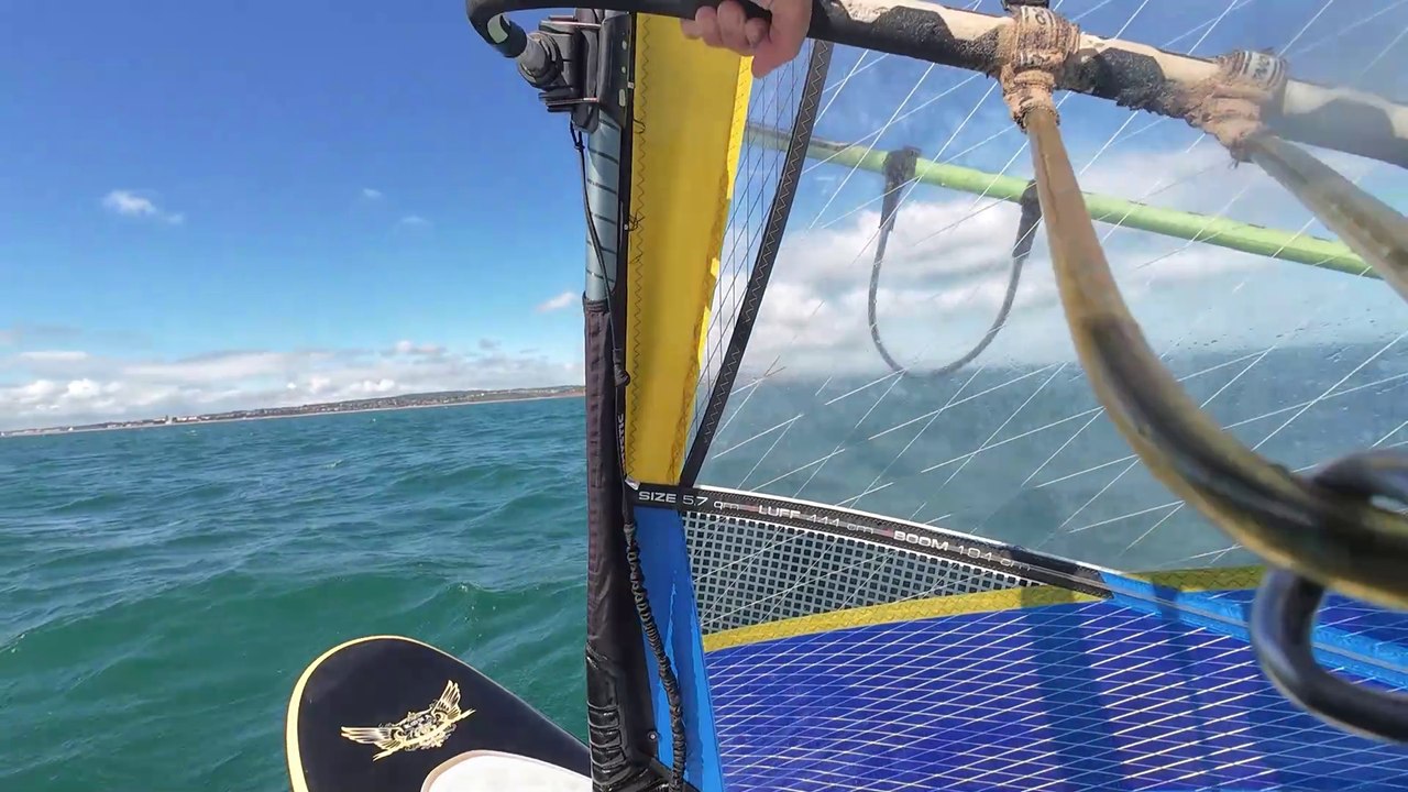 Windsurfer is rescued by RNLI after boom snapped - video Dailymotion