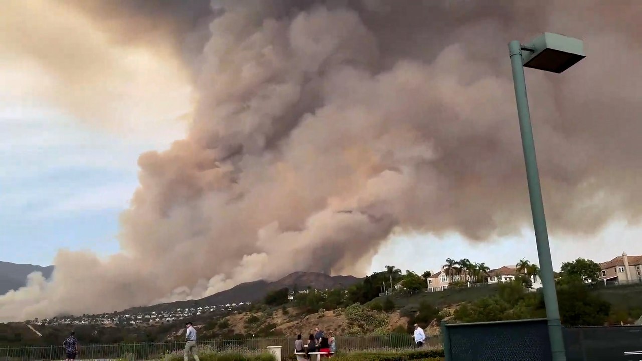 Orange County airport fire rages on as 22,000 acres burned - video ...