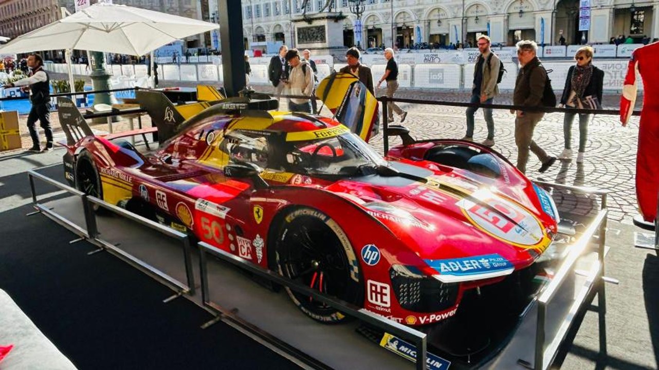 Supercar e la Ferrari vincitrice di Le Mans in piazza a Torino - Video ...