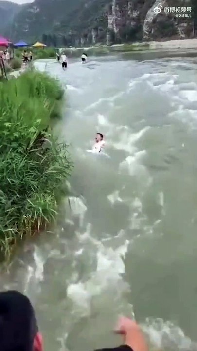 Il saute dans une rivière en crue pour sauver un enfant tombé à l'eau ...