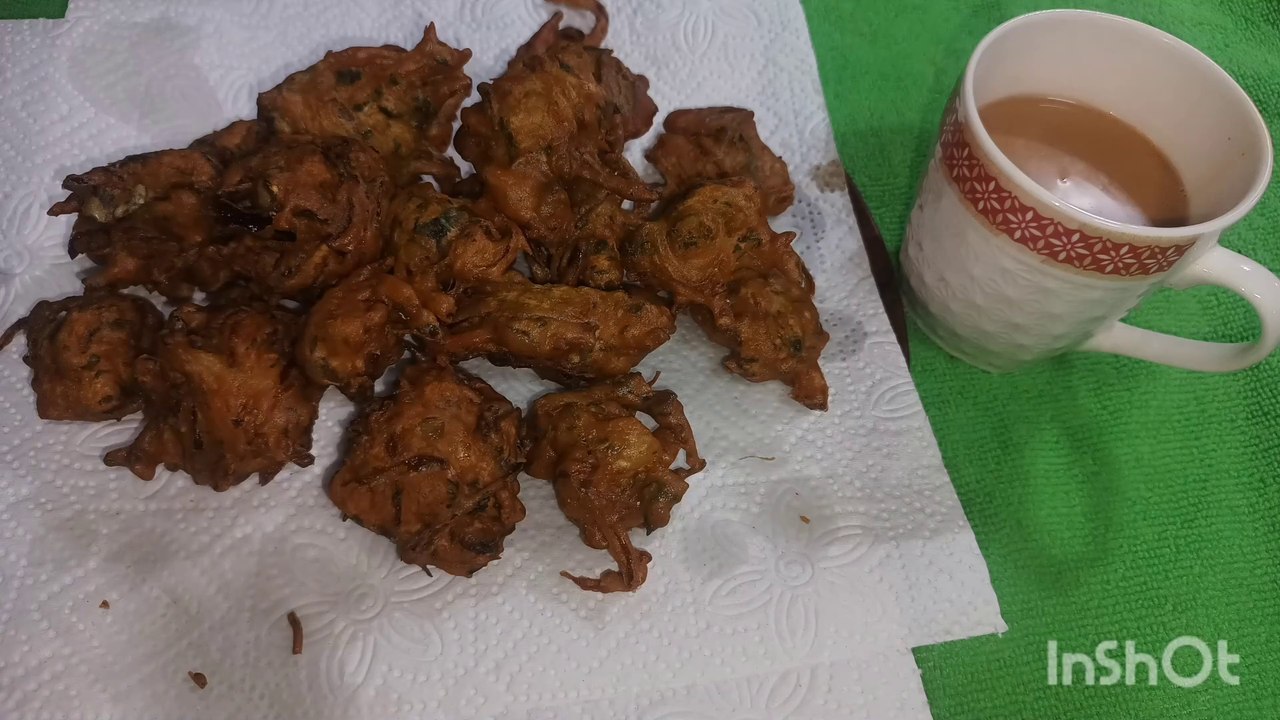 Onion Maida Pakoda with Chai # Tea time snack#Yummy foods - video ...