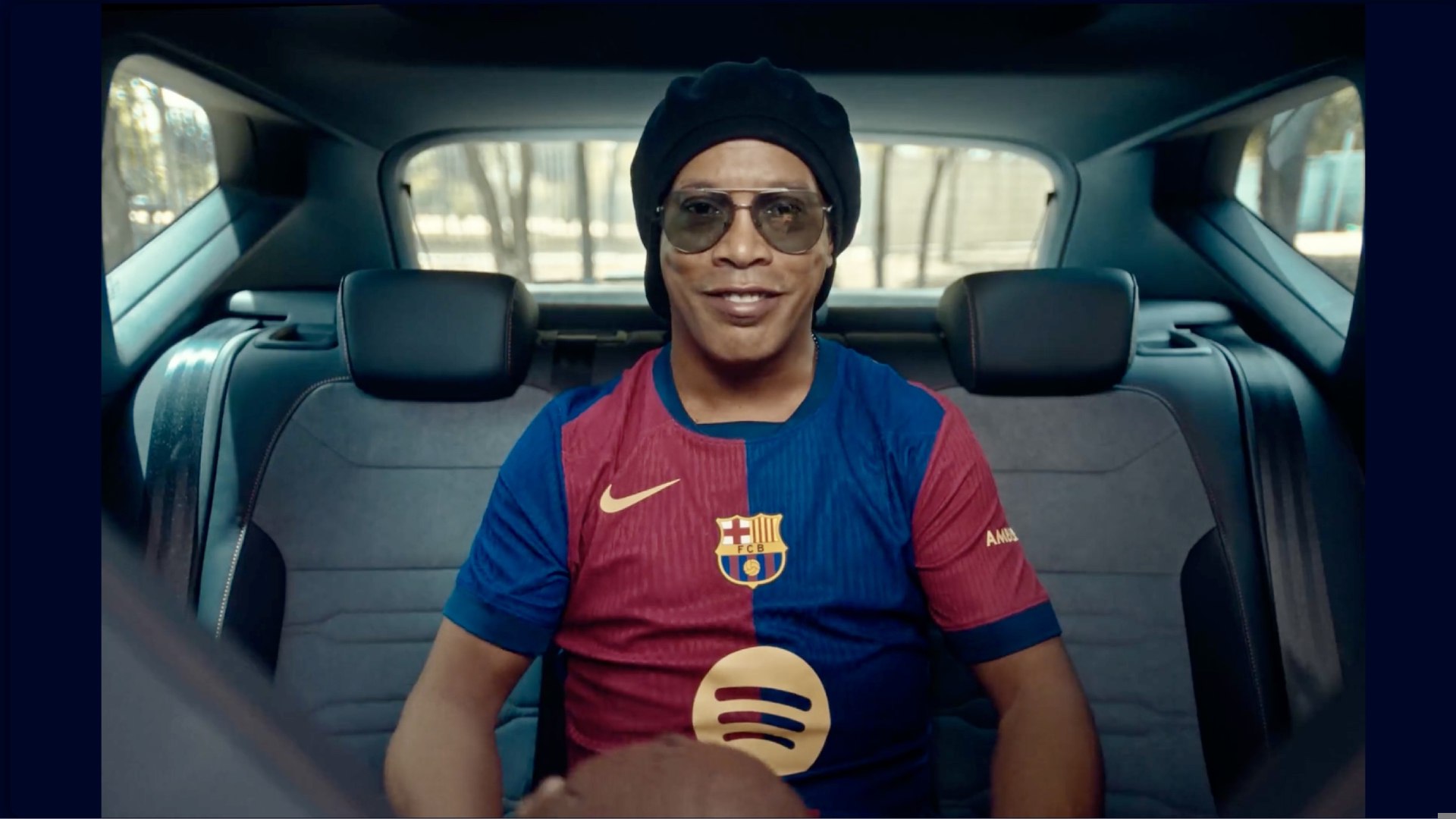 Barcelona Unveils New Jersey Featuring Ronaldinho | beIN SPORTS