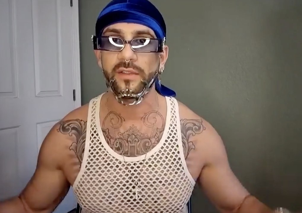 Bryan Ganoza rifa sus bóxers enmarcados para impulsar su canción ...