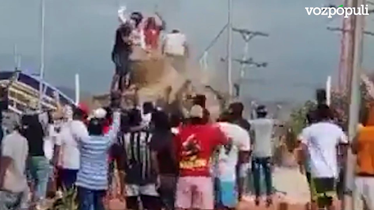 Manifestantes derriban estatuas de Hugo Chávez en Venezuela - Vídeo ...