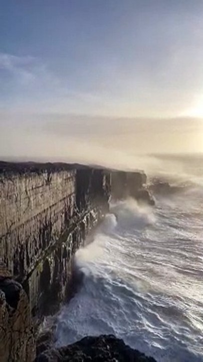 Waves against the cliffs of Inis Meain, Ireland - video Dailymotion