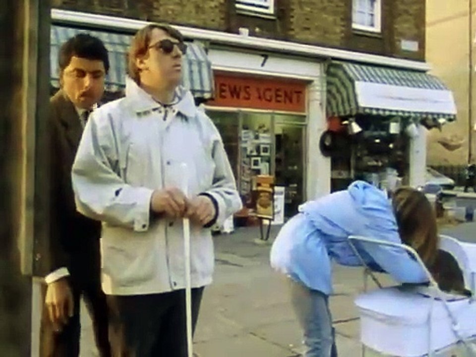 Blind_Man_at_the_Bus_Stop___Funny_Clip___Mr._Bean - video Dailymotion