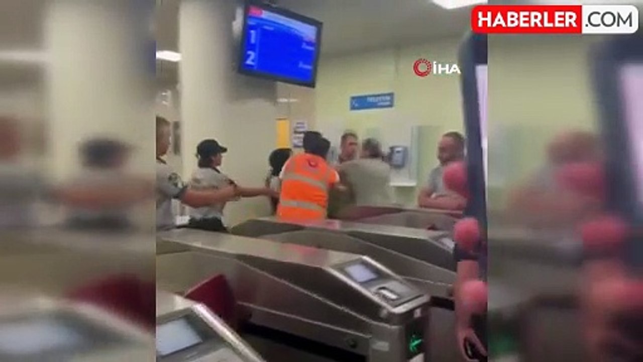 Marmaray'da kadın yolcu ile güvenlik görevleri arasındaki kavga kamerada - Dailymotion Video