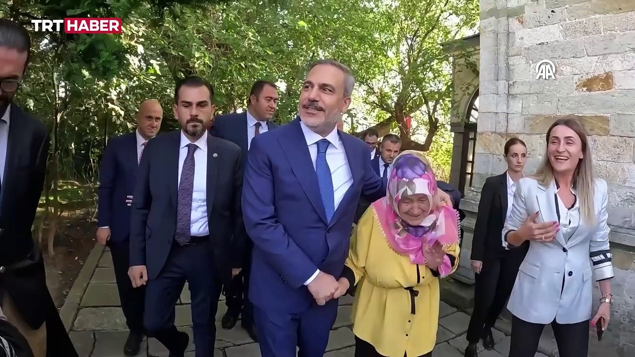 Bakan Fidan, Sultan Murat Hüdavendigar türbesini ziyaret etti ...
