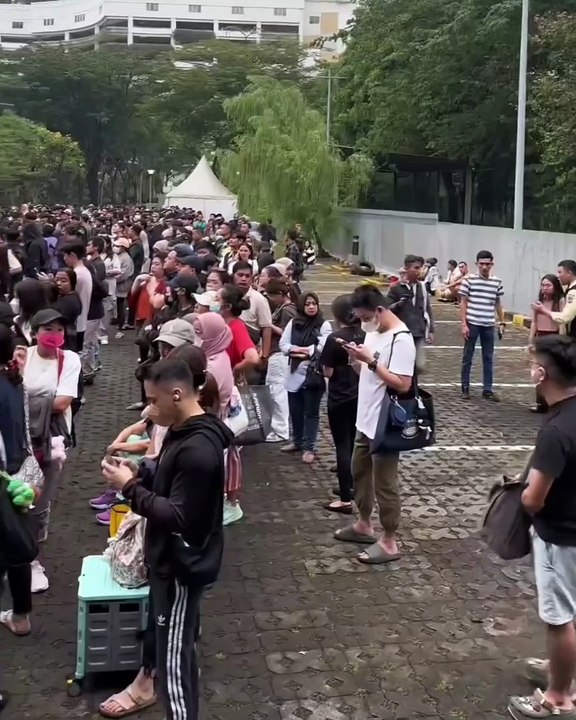 Viral Antrian Panjang Para Calon Pembeli Boneka Labubu - Video Dailymotion