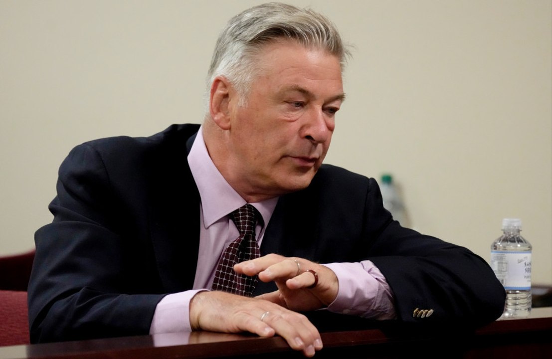 Alec Baldwin's legal team slam prosecutor in Rust case - video Dailymotion