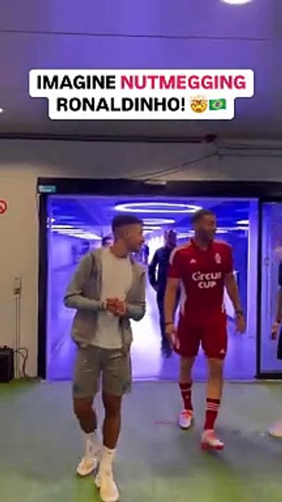 Ronaldinho’s furious reaction to viral nutmeg breaks the Internet - Vídeo Dailymotion