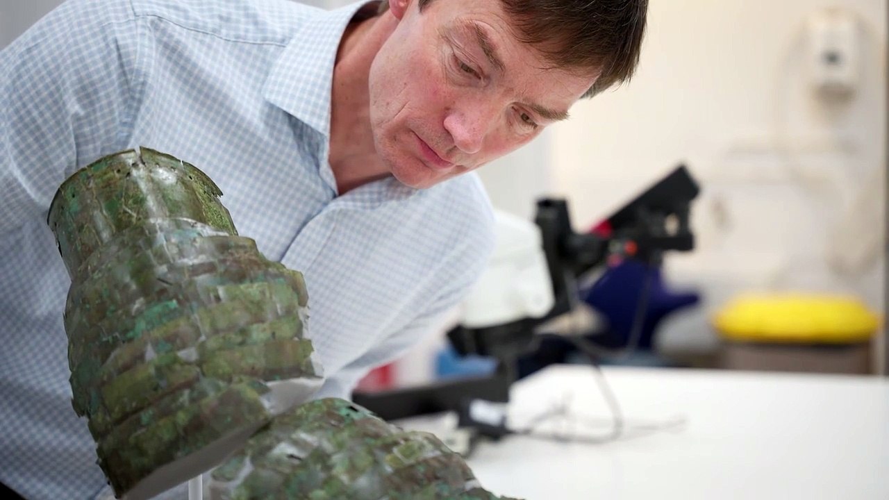 Rare Roman armour video with Curator Dr Fraser Hunter - video Dailymotion