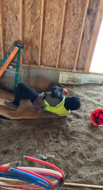 Construction Worker Falls Off Stool - video Dailymotion